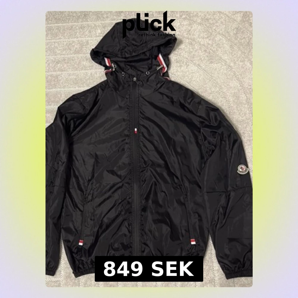 Svart Vindjacka Från Moncler Med Huva
