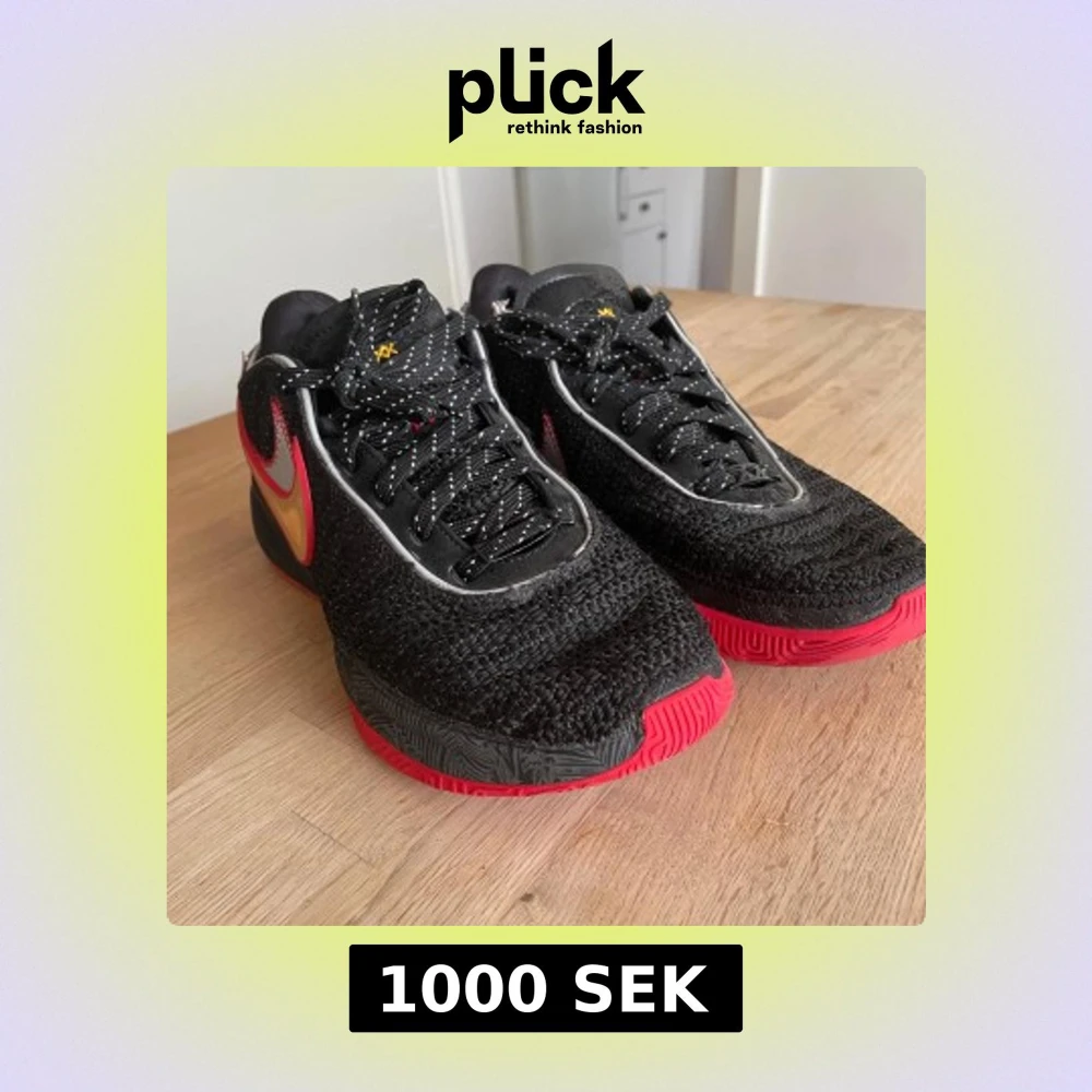 Svarta Nike Le Bron 20 Skor Med Röd Och Guld Swoosh