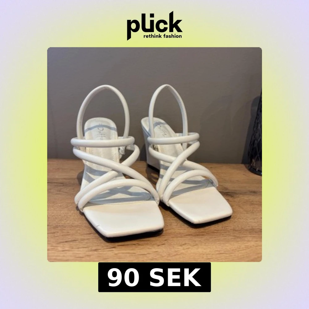 Vita Wedge Sandaler Med Remmar
