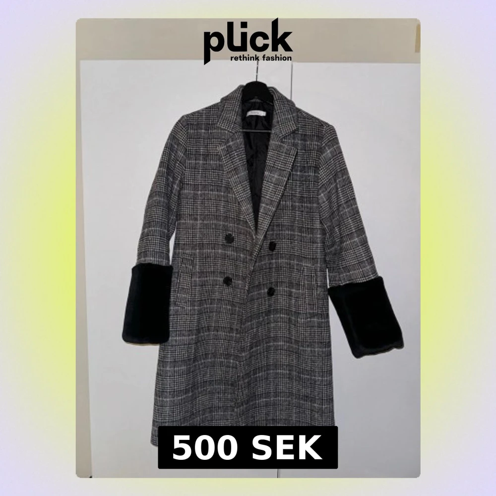 Svart Rutig Kappa Från Noella Med Pälsdetalj