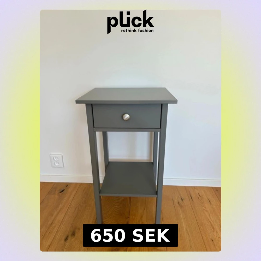 Grått Sängbord (Mio) Med Låda Och Hylla