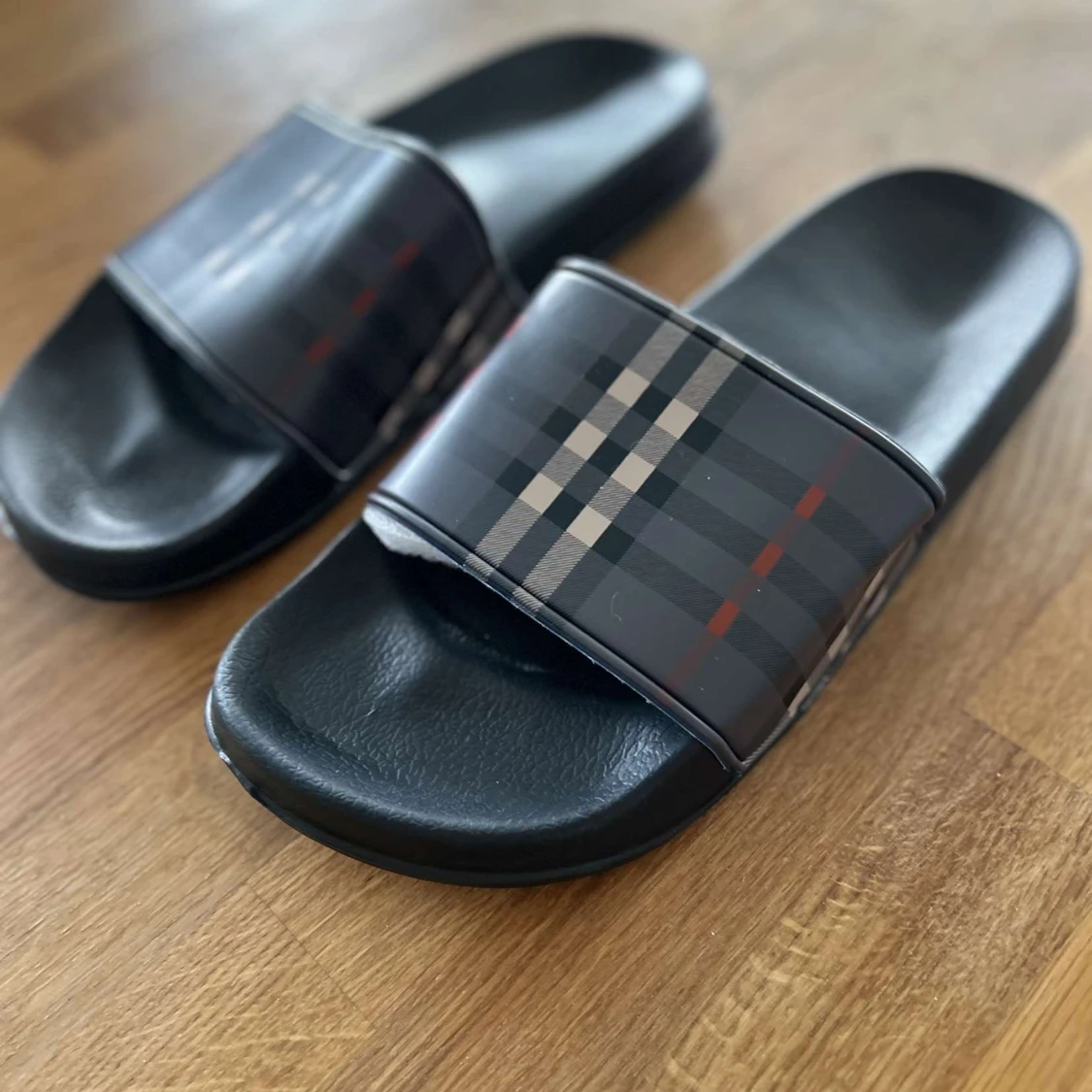 Svarta Burberry Tofflor | Skor