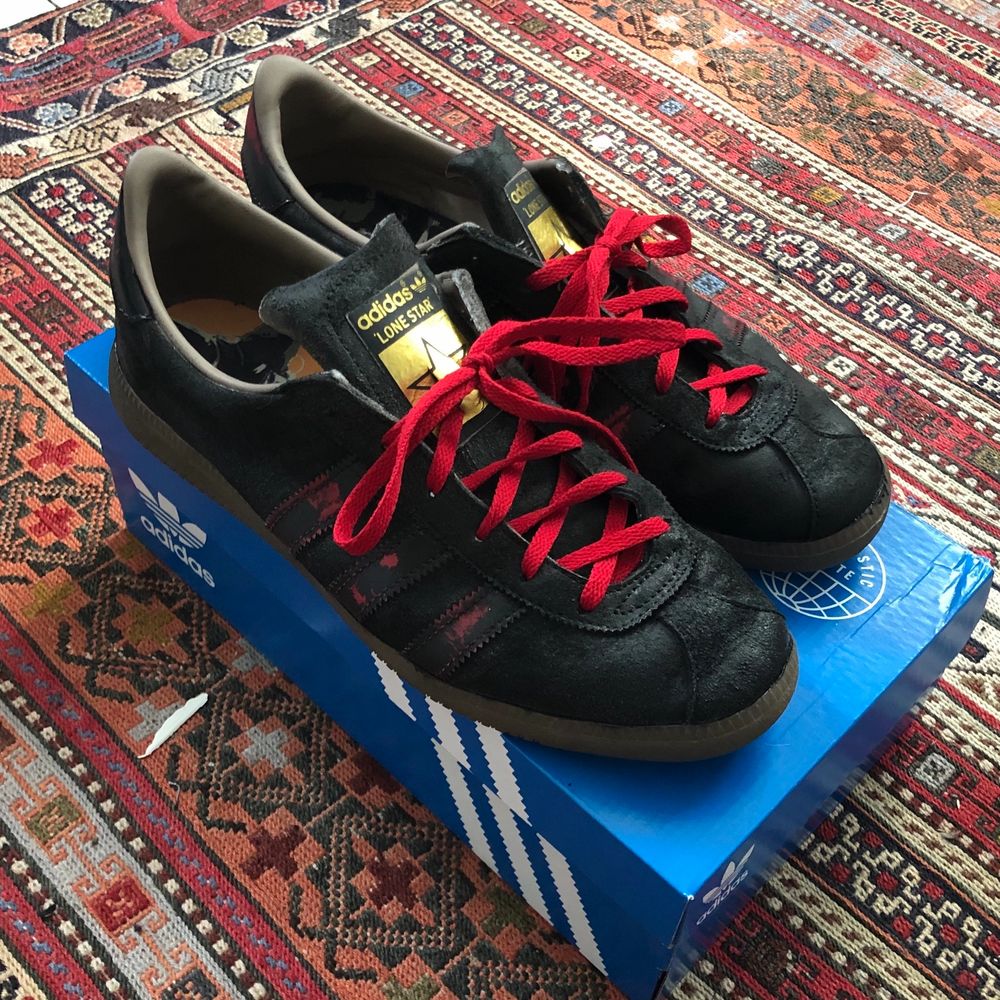 Svart adidas lone star spray paintad till svarta | Plick