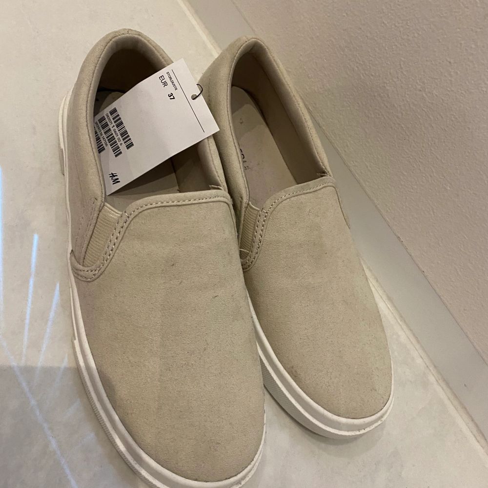 Beige Sneakers 350kr - Skor | Plick Second Hand