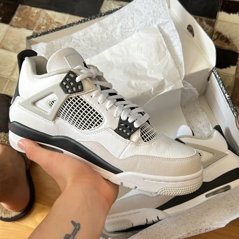 Vita Jordan 4 | Skor