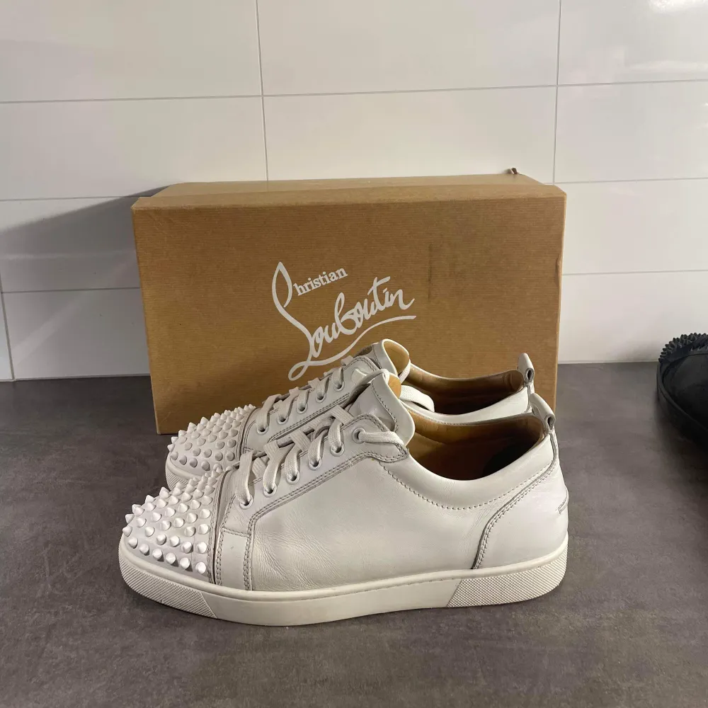 Vita Louboutin | Skor