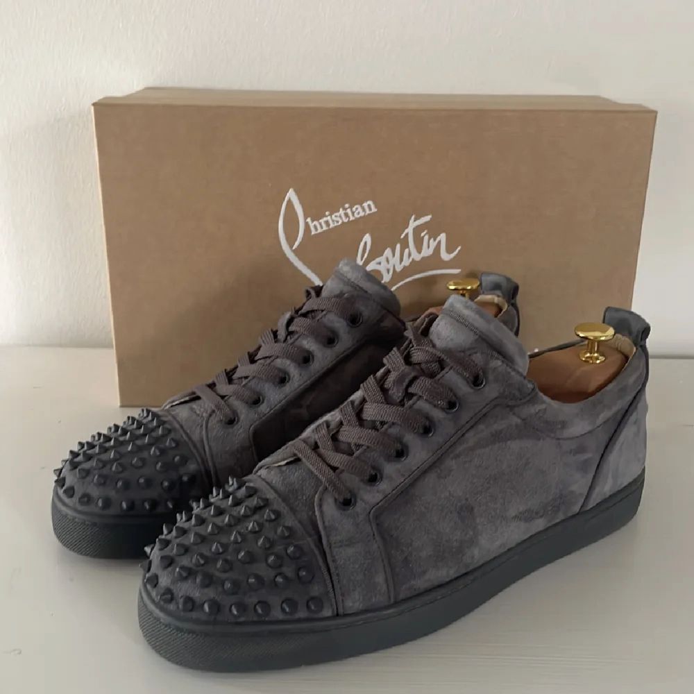 Grå Fräscha Louboutin skor | Plick Second Hand