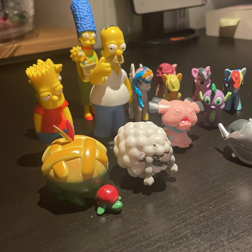 Flerfärgad Samlar Figurer Mlp Simpson Och Pokemon