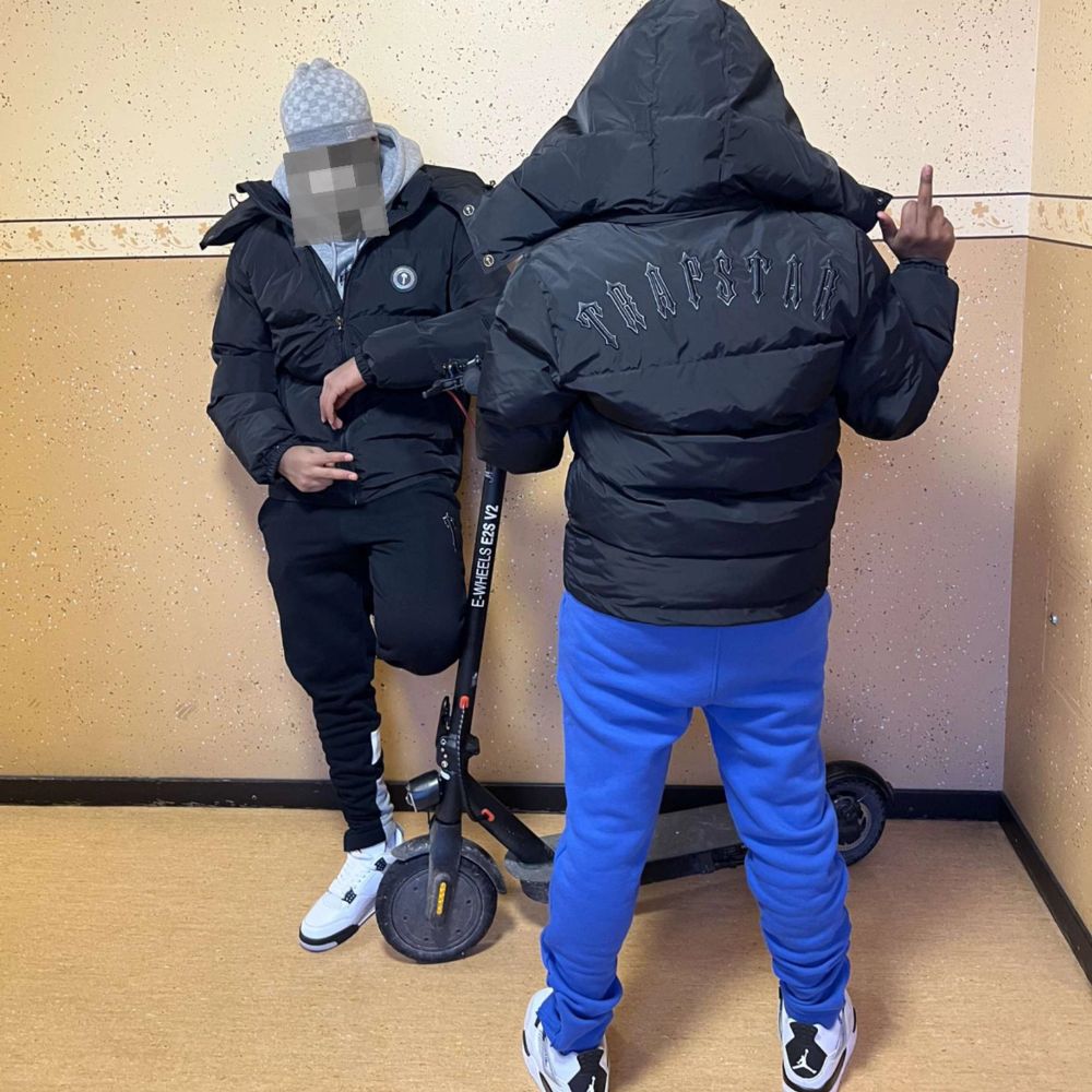 Svart Trapstar dress x jacka | Plick Second Hand