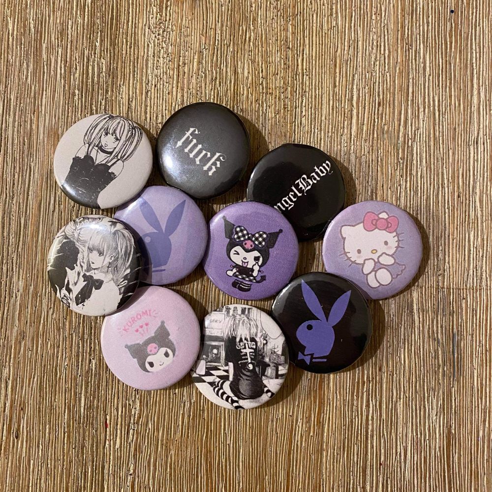 Lila pins 💜 - Accessoarer | Plick Second Hand