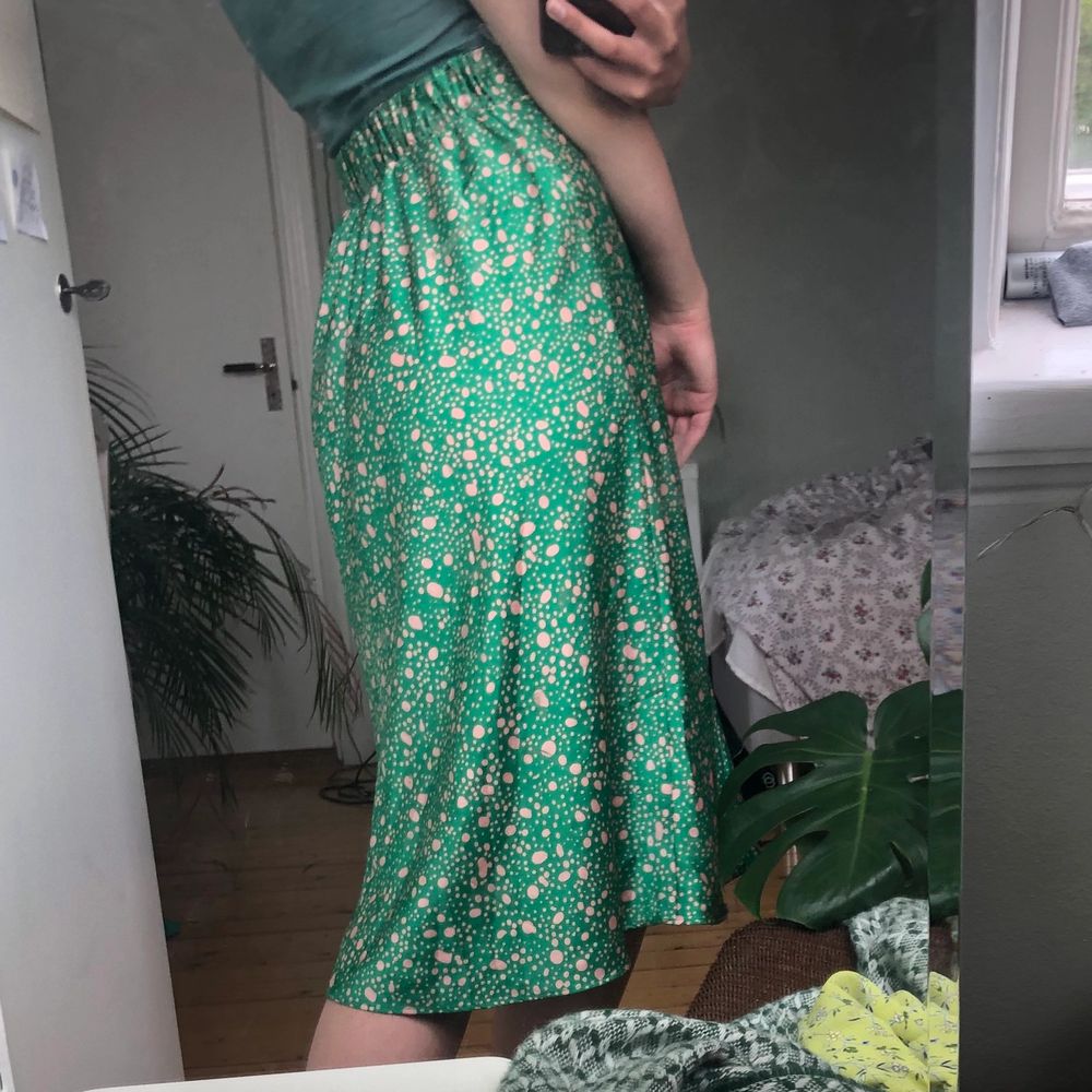 Grön prickig kjol från monki | Plick Second Hand