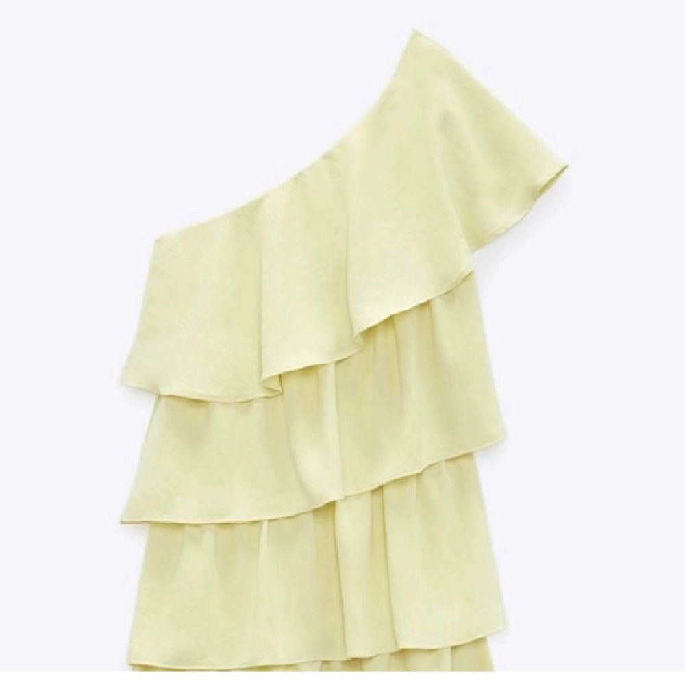 Gul Volangklänning - Zara | Plick Second Hand