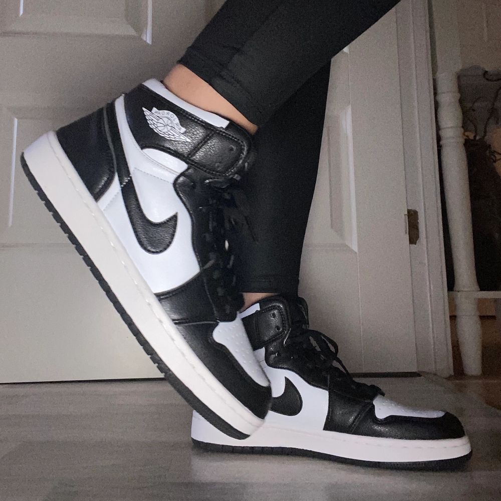 Svart/vita Nike Air Jordans | Plick Second Hand