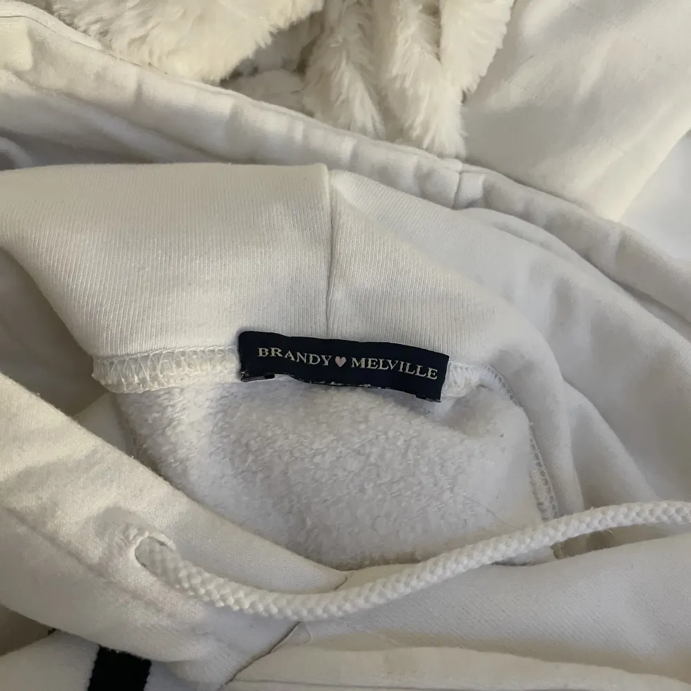 Vit Hoodie | Brandy Melville | Hoodies