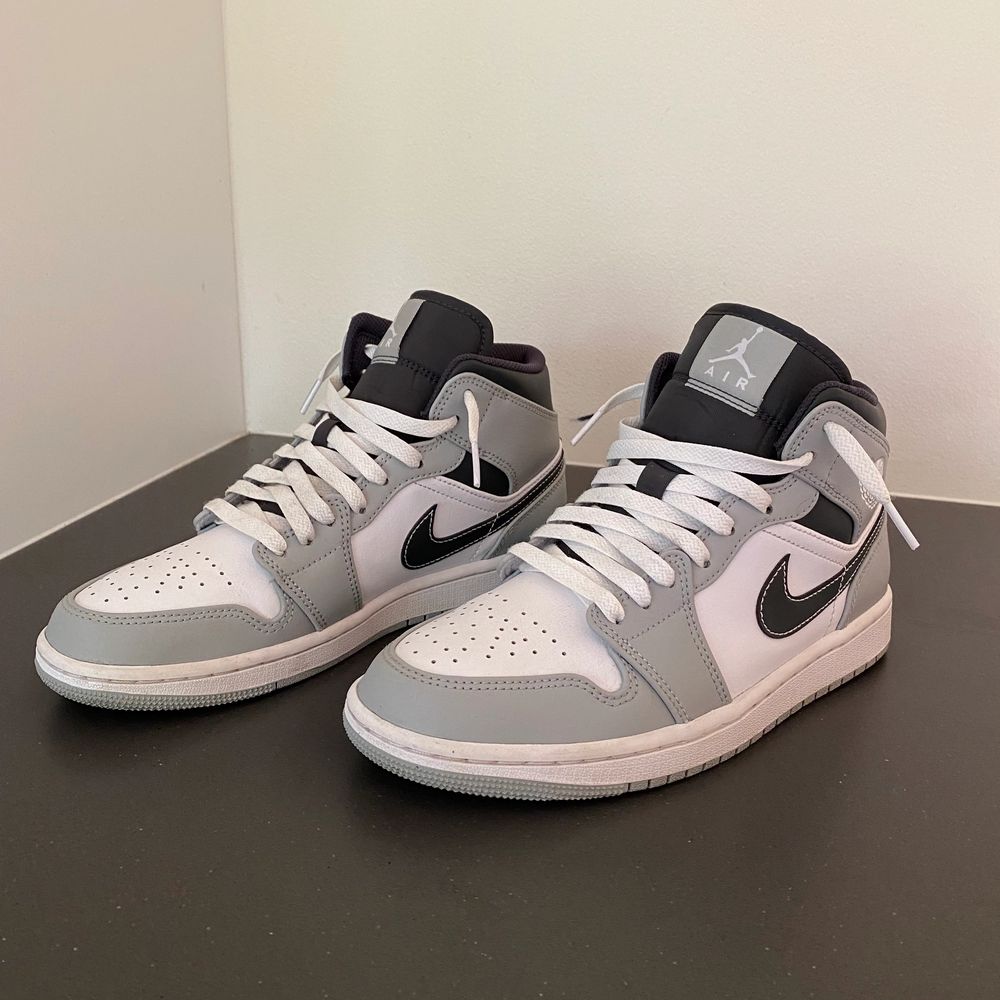 Grå Jordan 1 mid - Jordans | Plick Second Hand