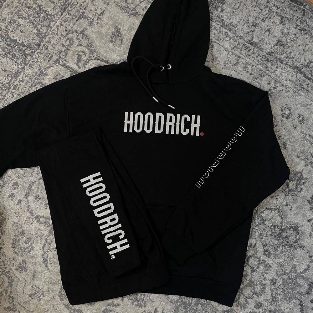 Svart HOODRICH SET - Huvtröjor & Träningströjor | Plick Second Hand