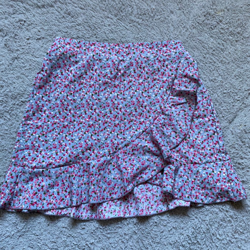 Blommig kjol med volang | Plick Second Hand