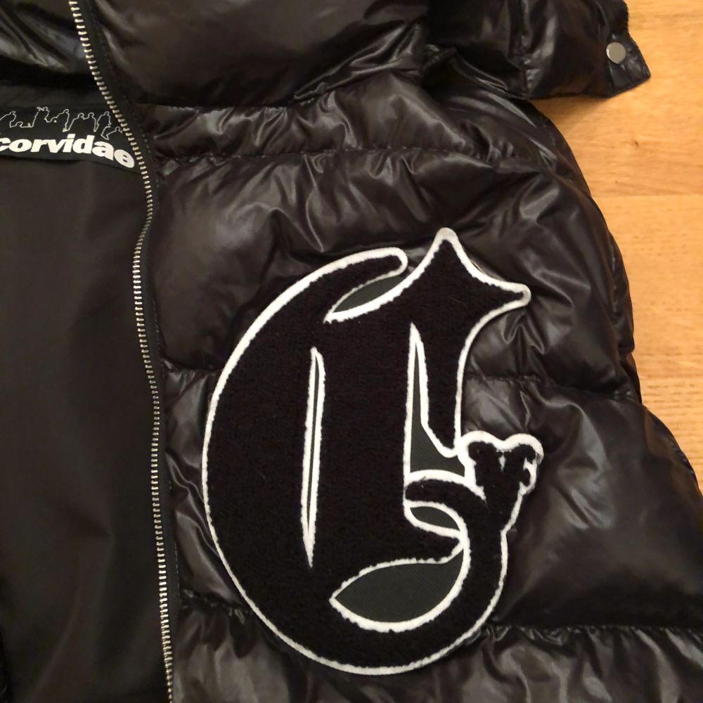 Svart Corvidae puffer - Corvidae | Plick Second Hand