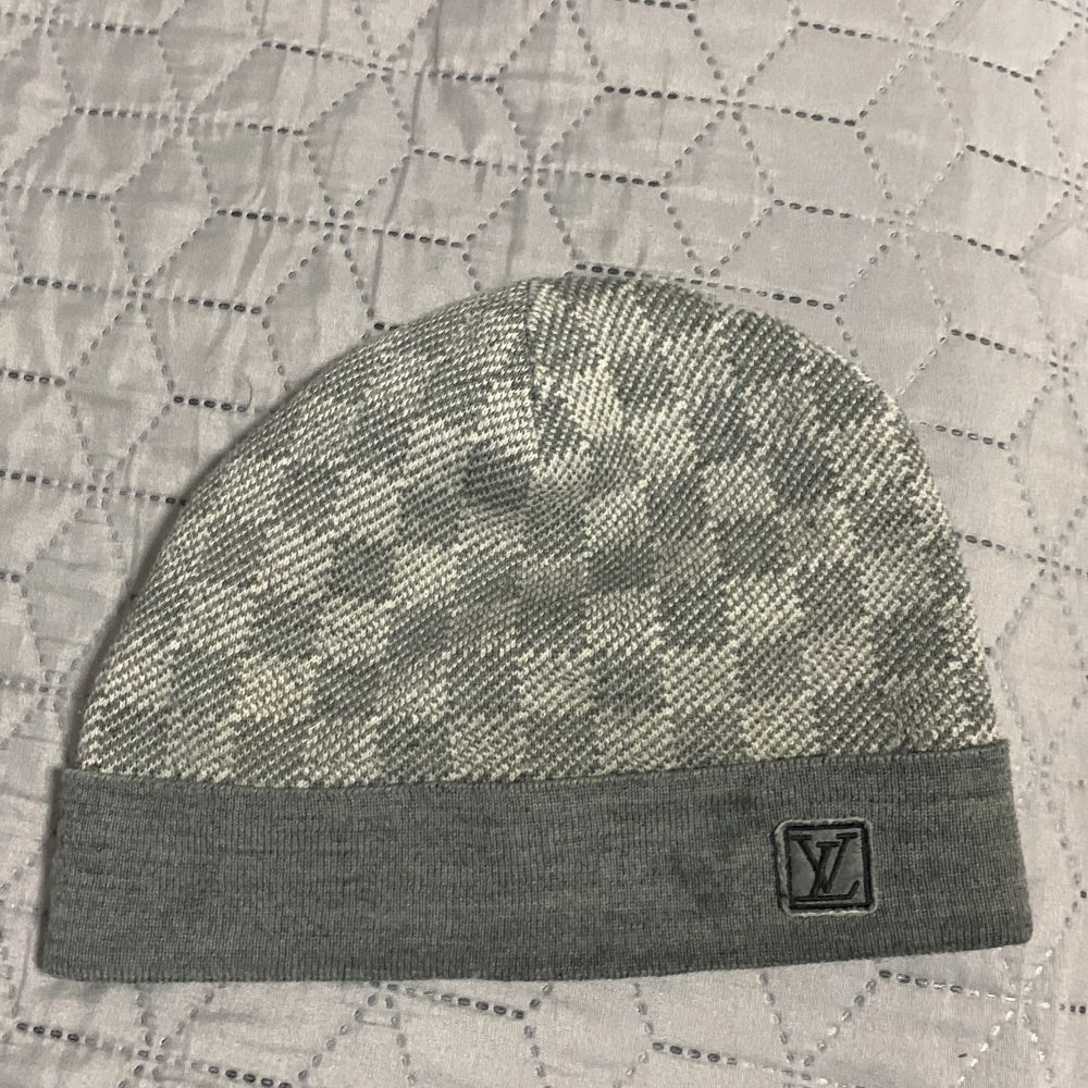 Grå Lv mössa - Louis Vuitton | Plick Second Hand
