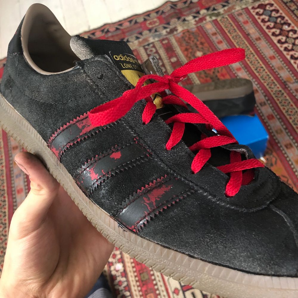 Svart adidas lone star spray paintad till svarta | Plick