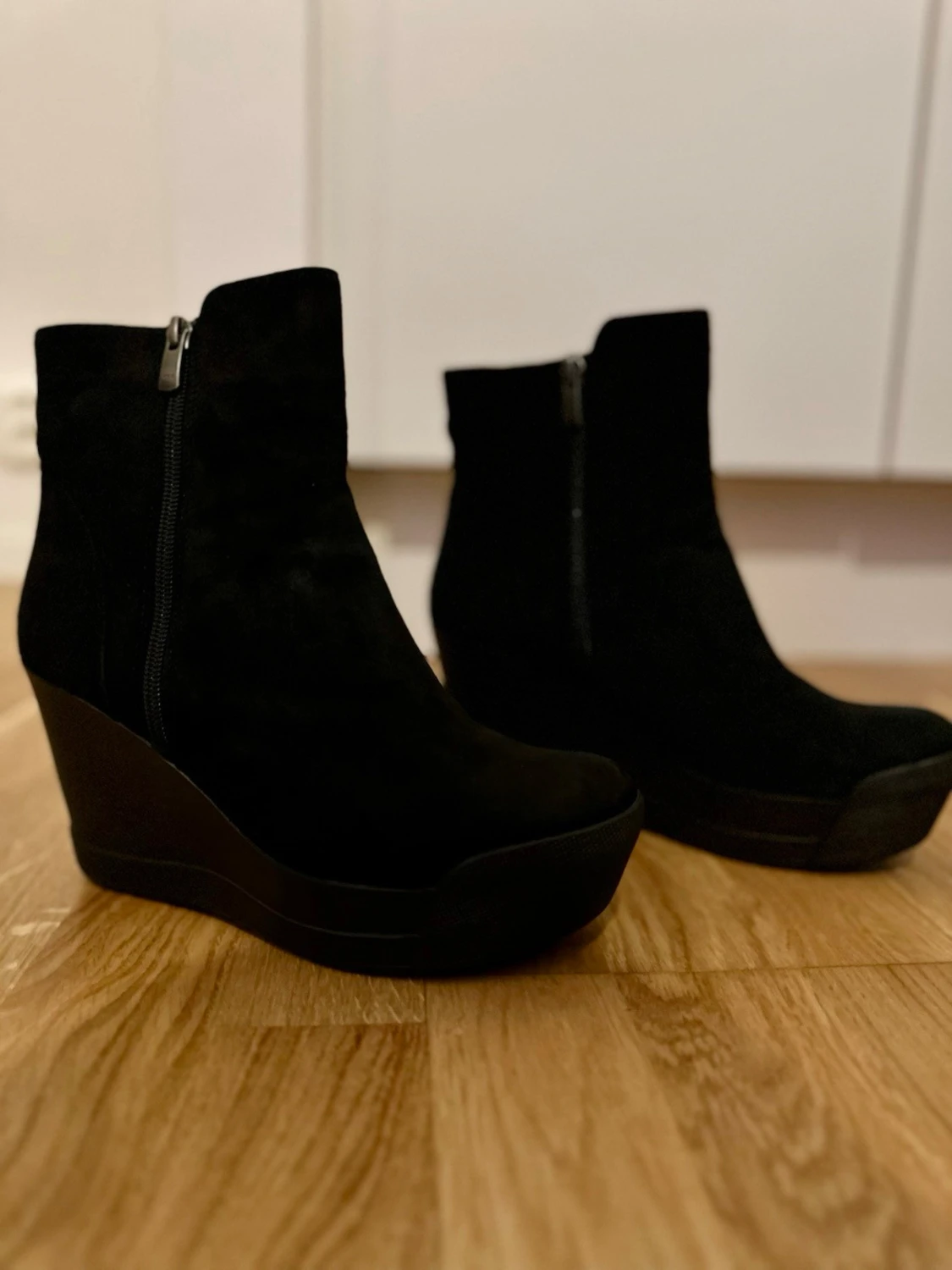 Svarta Kilklacksstövletter I Mocka