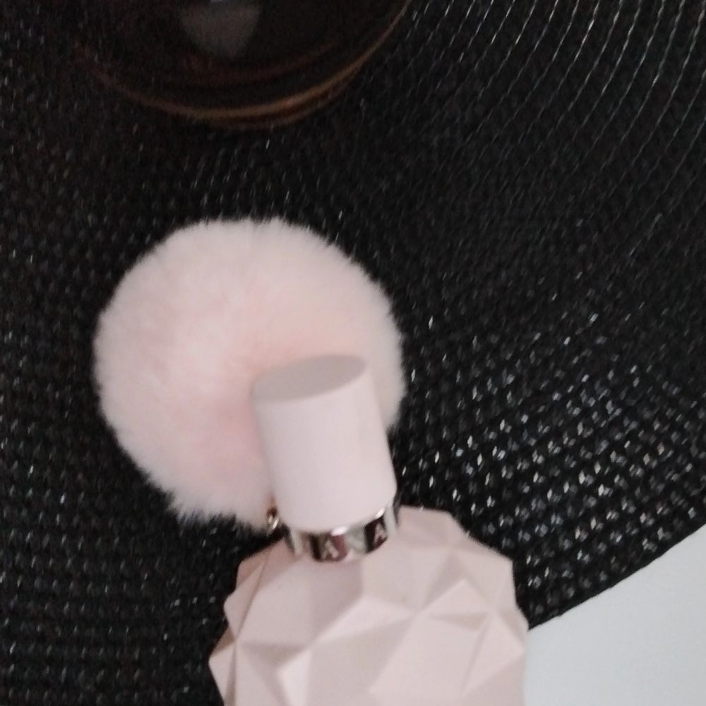 Rosa Ariana Grande perfume | Plick Second Hand