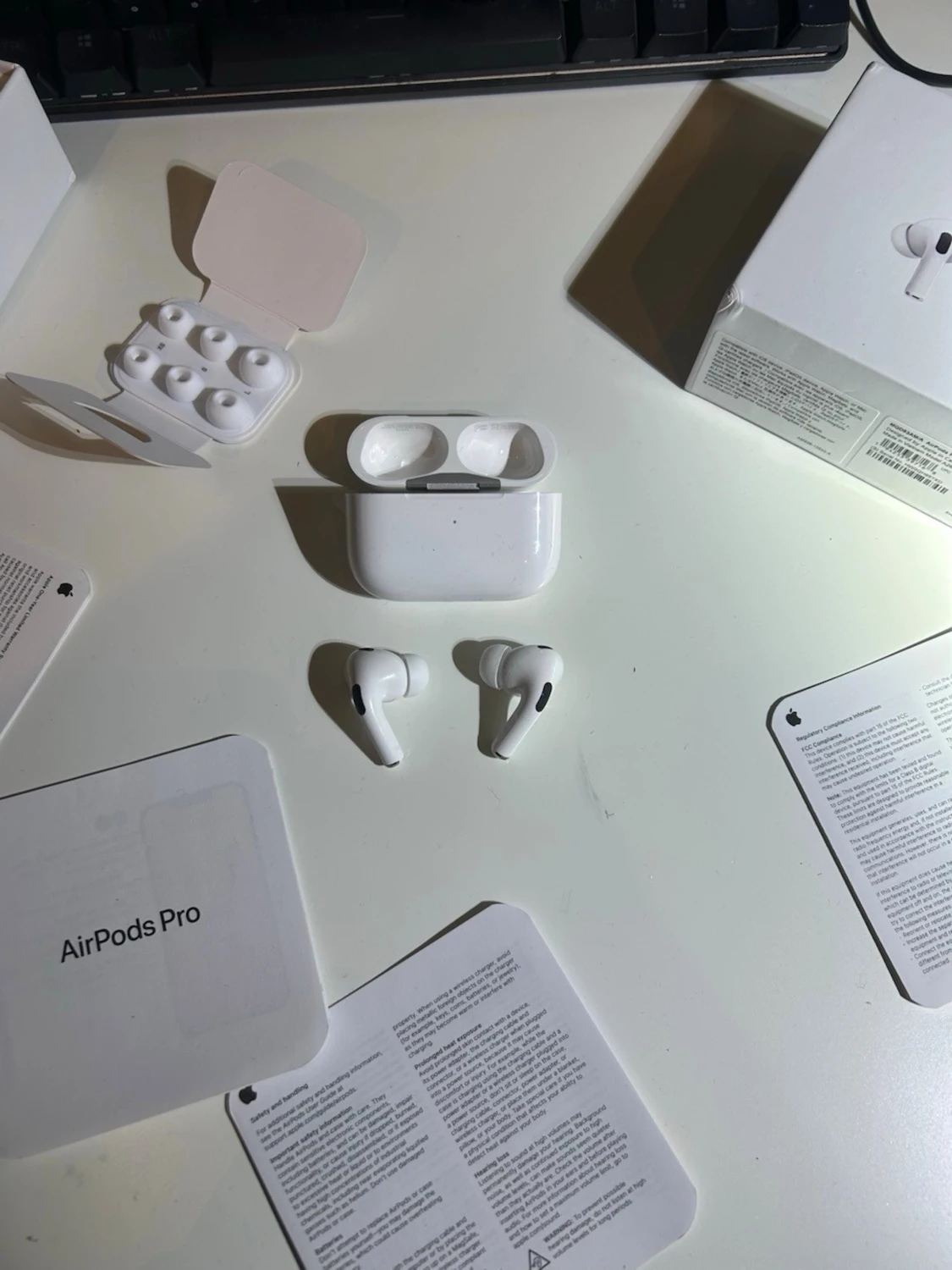 Vit Air Pods Pro 2nd Generation | Apple