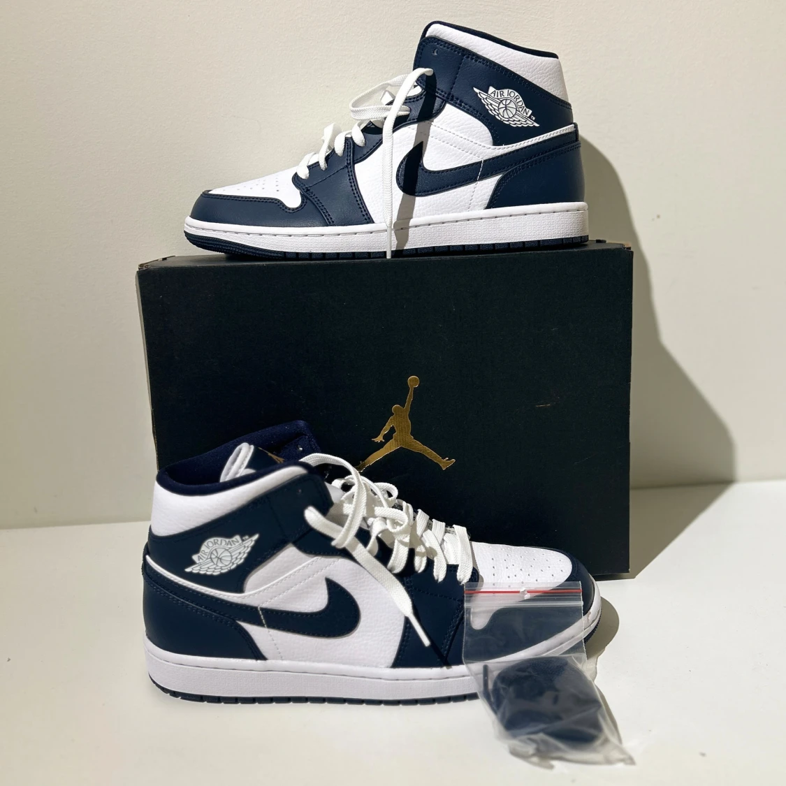 Marinblåa Jordan 1 Mid | Nike | Skor