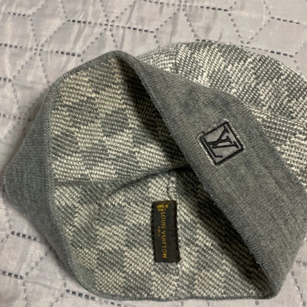 Grå Lv mössa - Louis Vuitton | Plick Second Hand