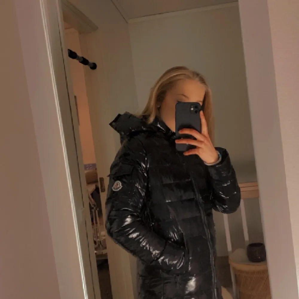 Svart Moncler Glansig Jacka I Nyskick!