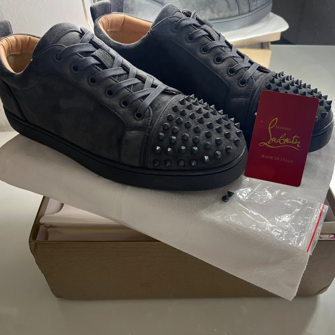 Gråa Louboutins Med Spikar | Skor