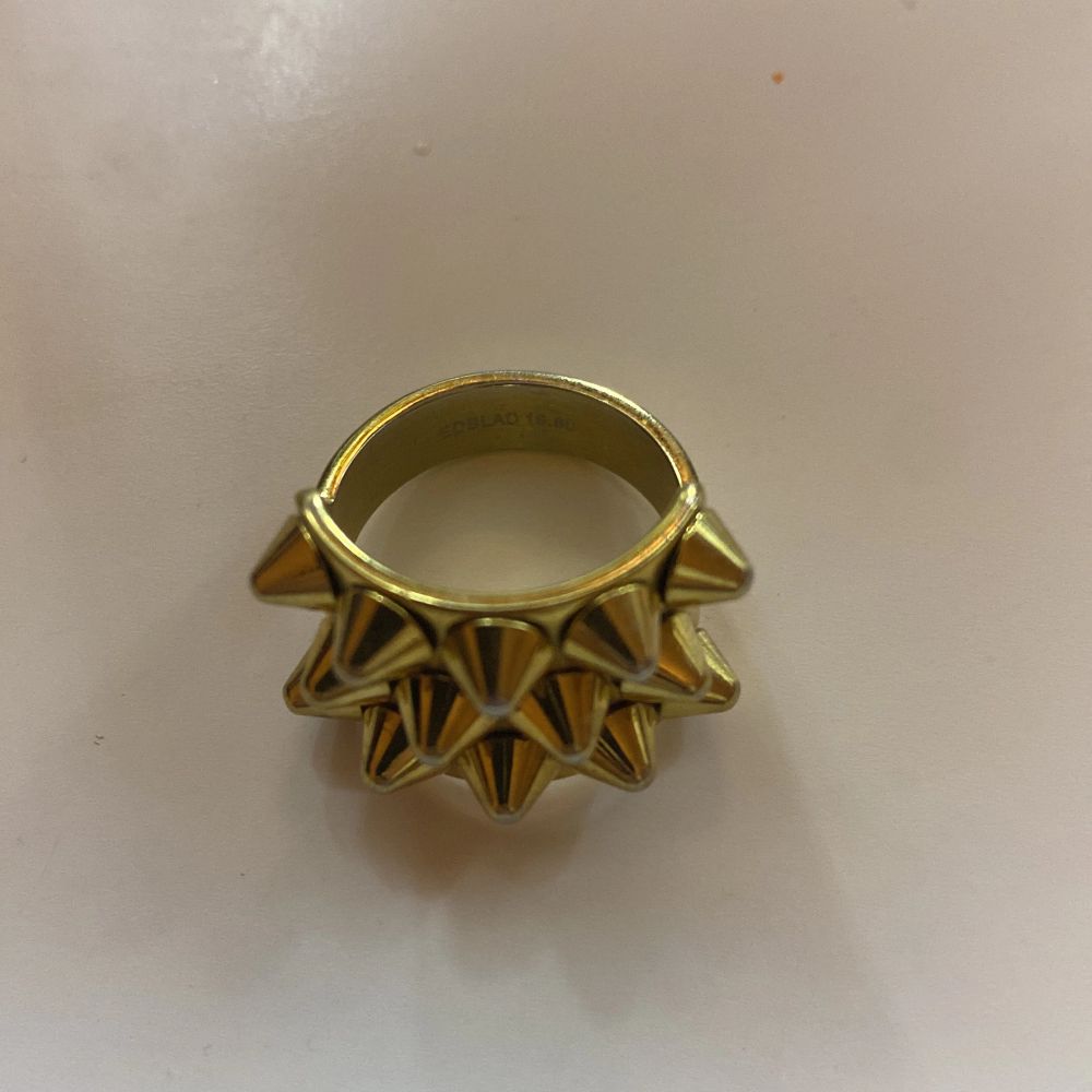 Guld Edblad ring peak med nitar | Plick Second Hand
