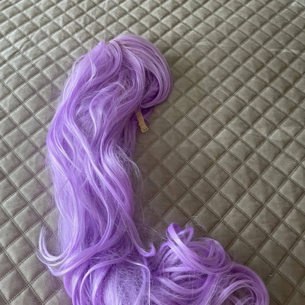 Lila Dolly style peruk - Accessoarer | Plick Second Hand