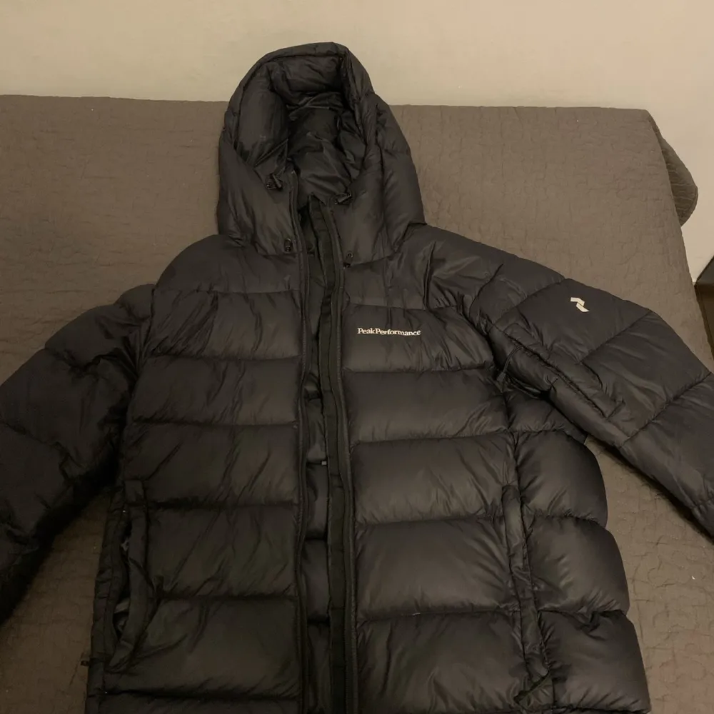Svart Peak Jacka (S) | Jackor