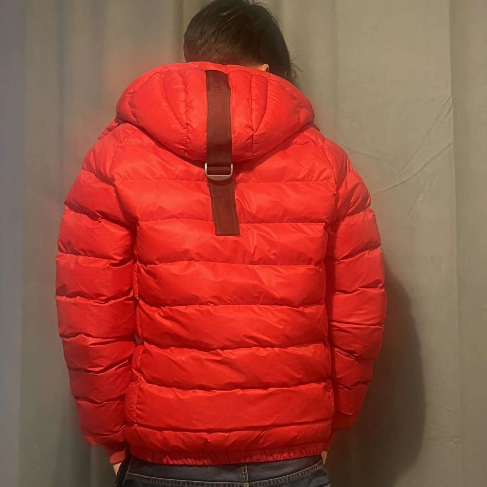 Röd Peak Performance jacka | Plick Second Hand