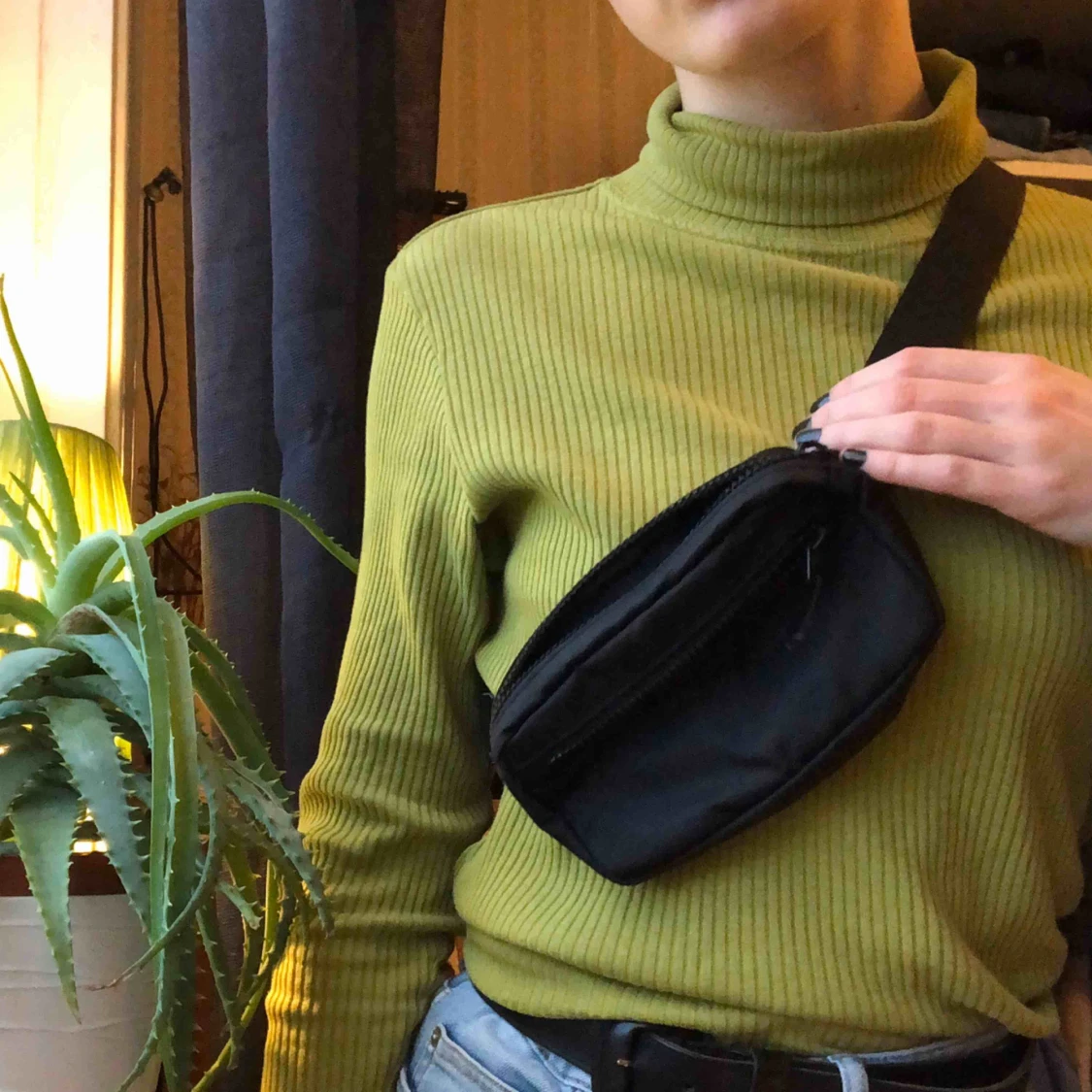 Helt oanvänd magväska från monki | Plick Second Hand