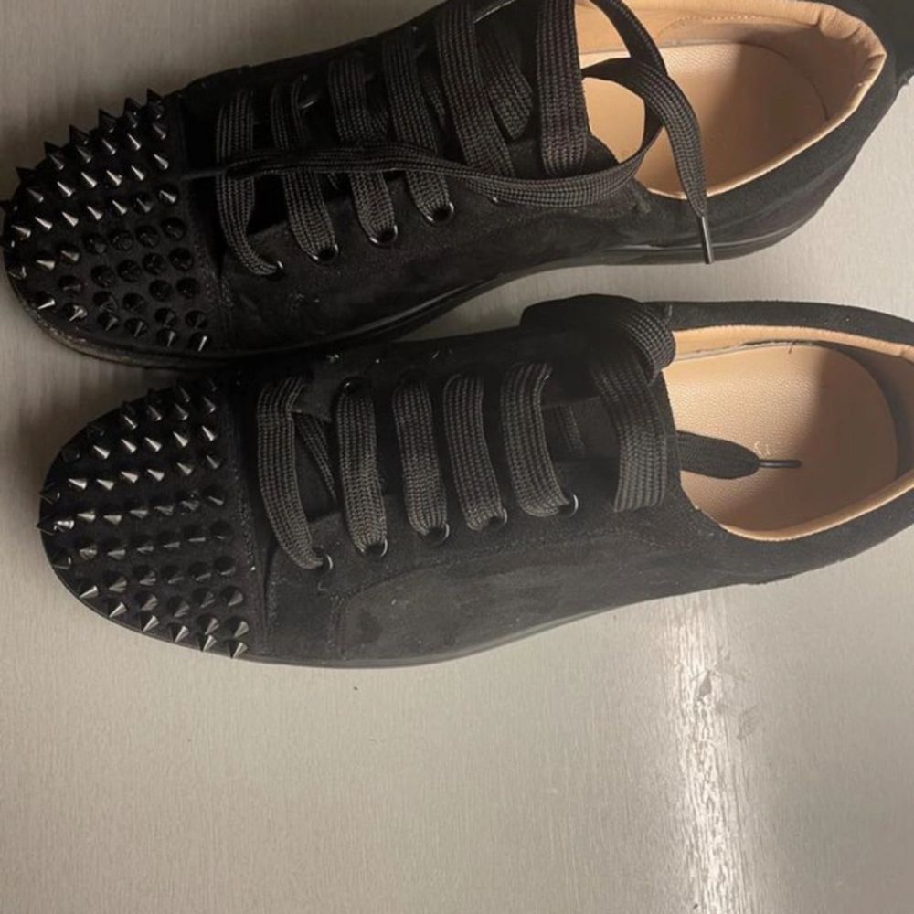 Svart Loubs - Christian Louboutin | Plick Second Hand