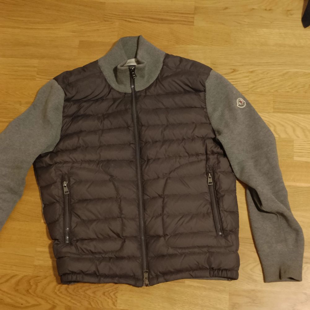 Grå Moncler kardigan - Moncler | Plick Second Hand