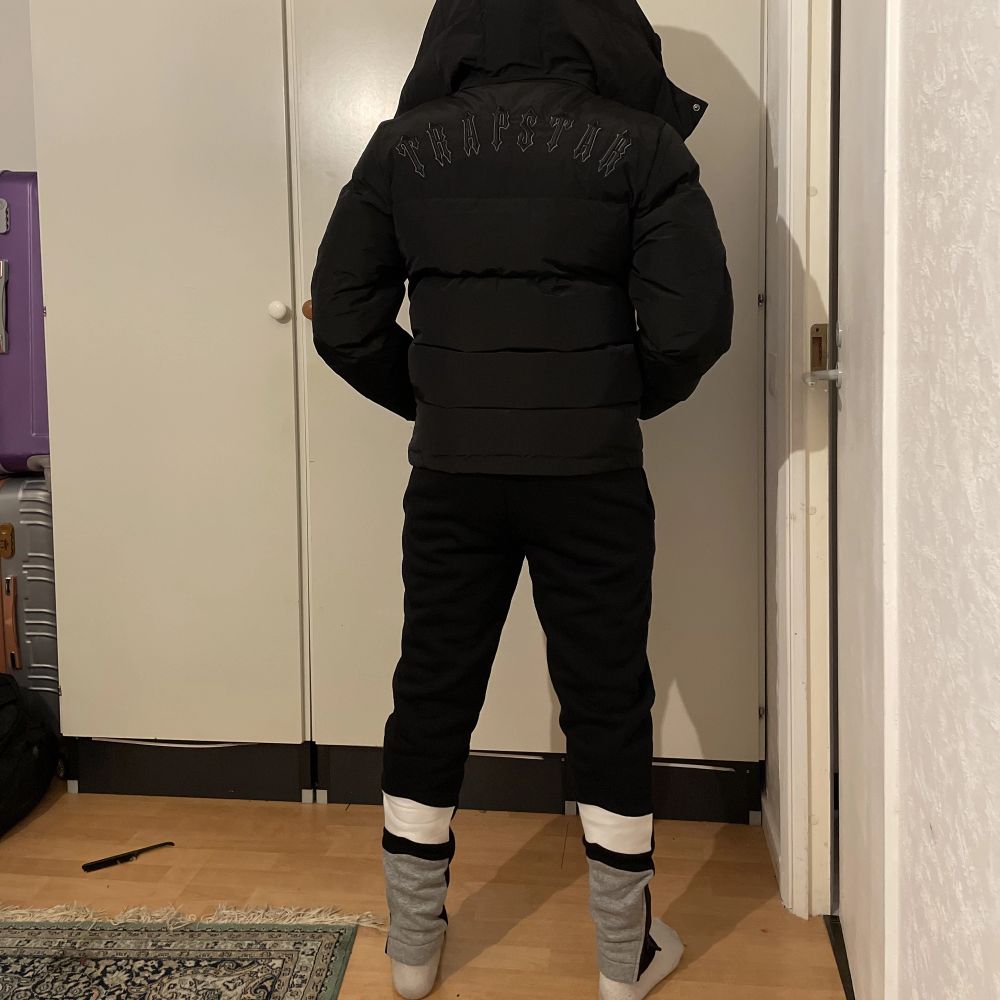 Svart Trapstar dress x jacka | Plick Second Hand