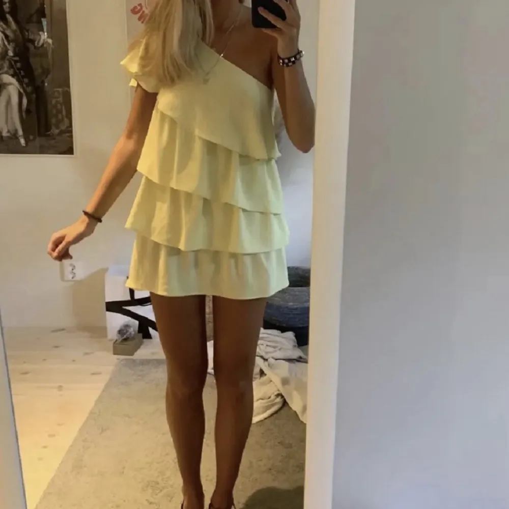 Gul Zara Klänning | Klänningar