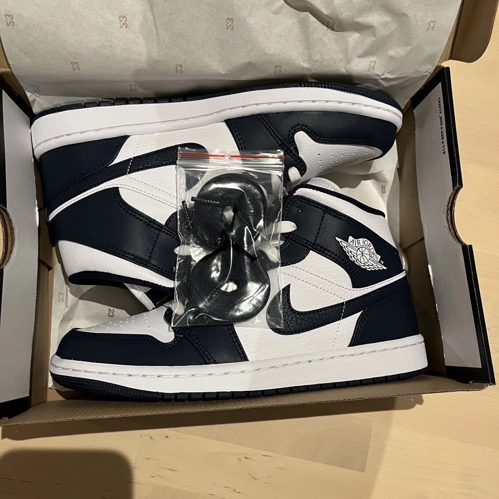 Vit Jordan 1 mid white gold obsidian | Plick Second Hand
