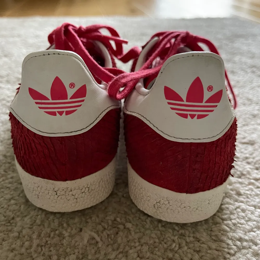 Röda Adidasskor | Skor