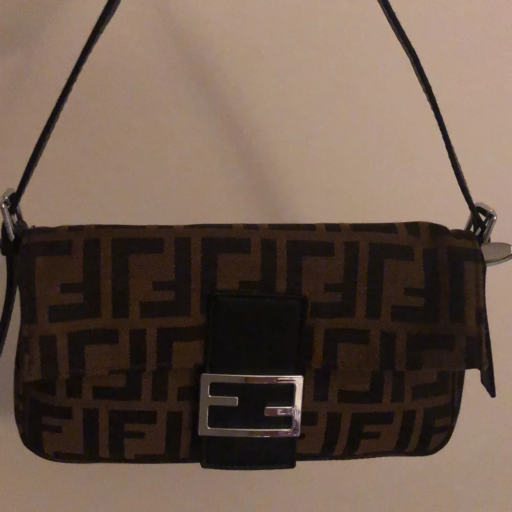 Brun Fendi Väska (Fake) | Accessoarer