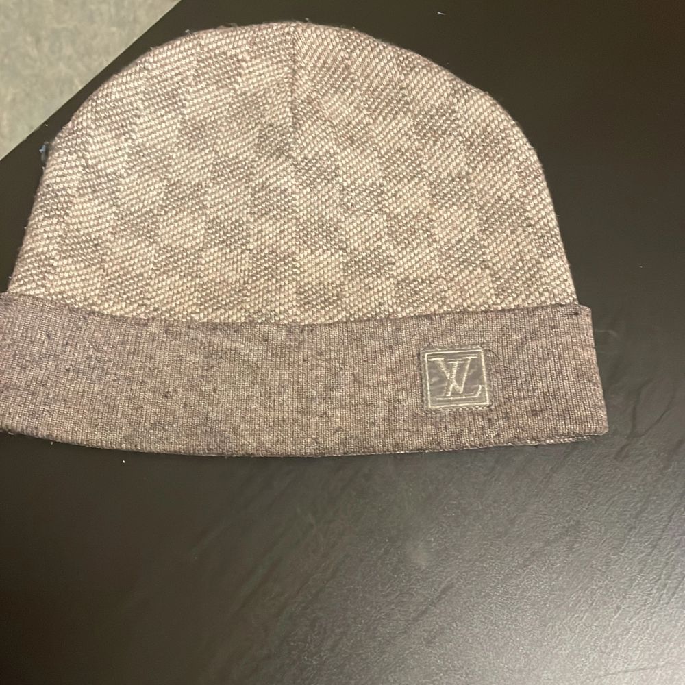 Grå LV Mössa one Size - Louis Vuitton | Plick Second Hand