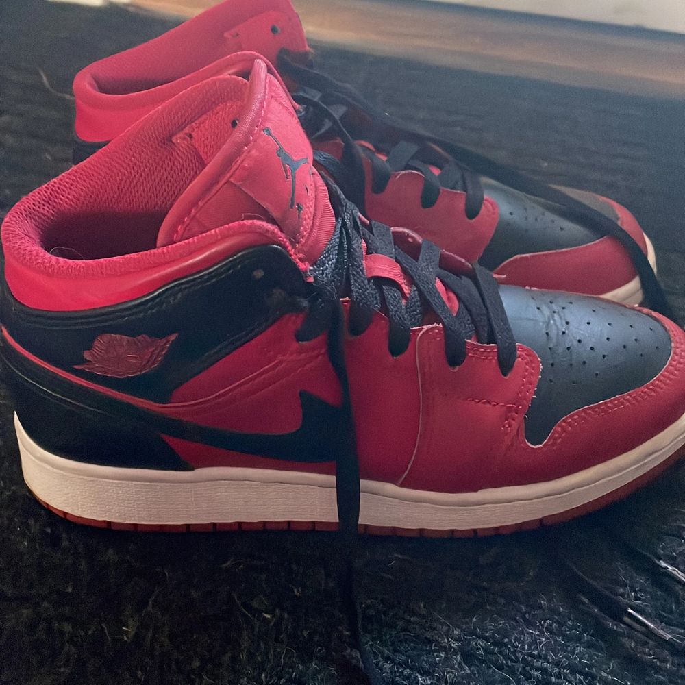Röd Jordan 1 mid - Jordans | Plick Second Hand