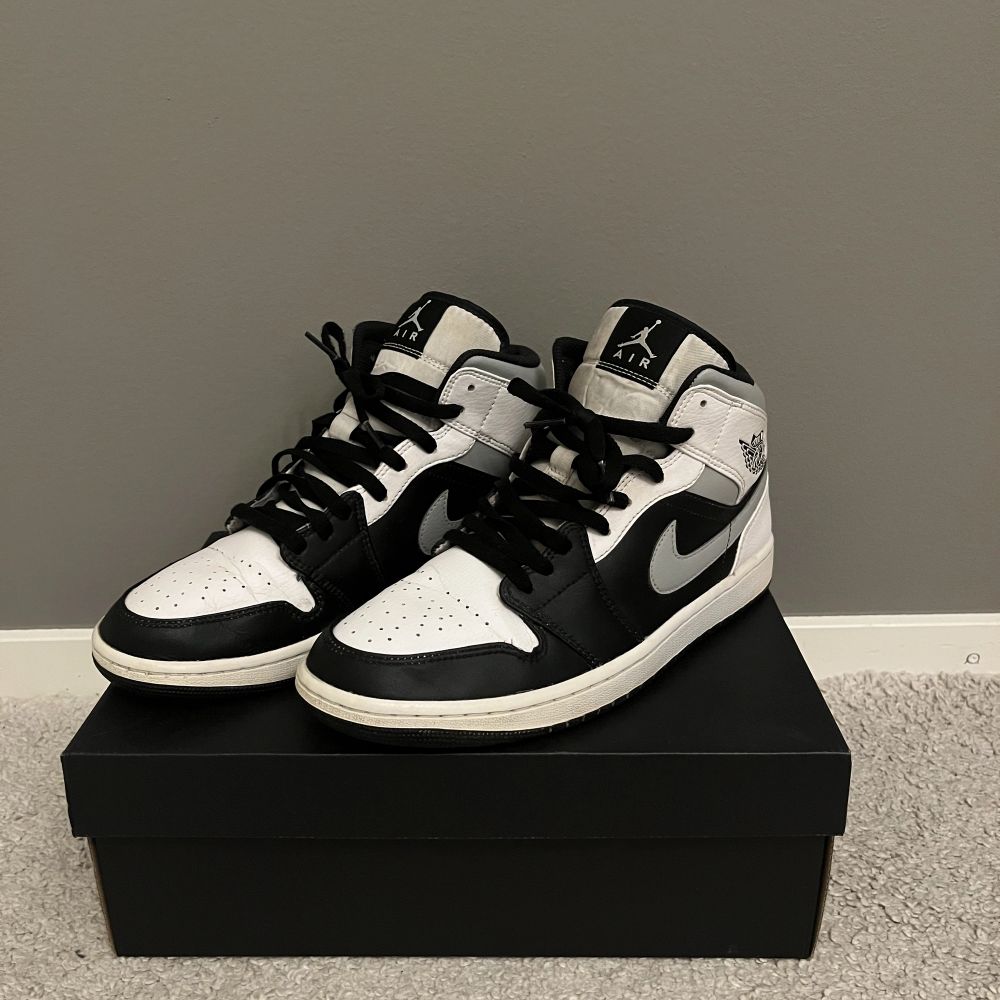 Grå Air Jordan 1 mids shadow grey | Plick Second Hand