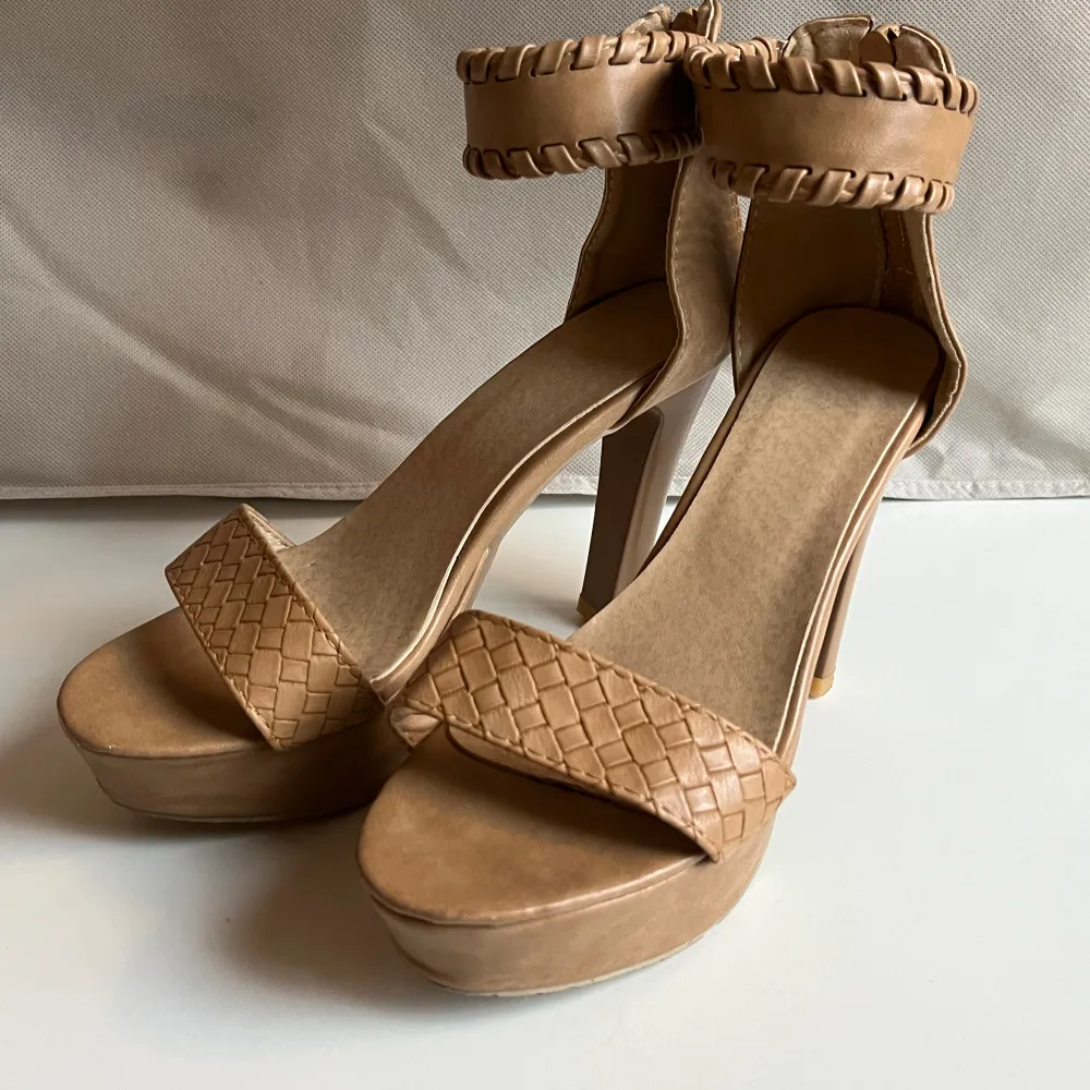 Beige Klackar | Skor