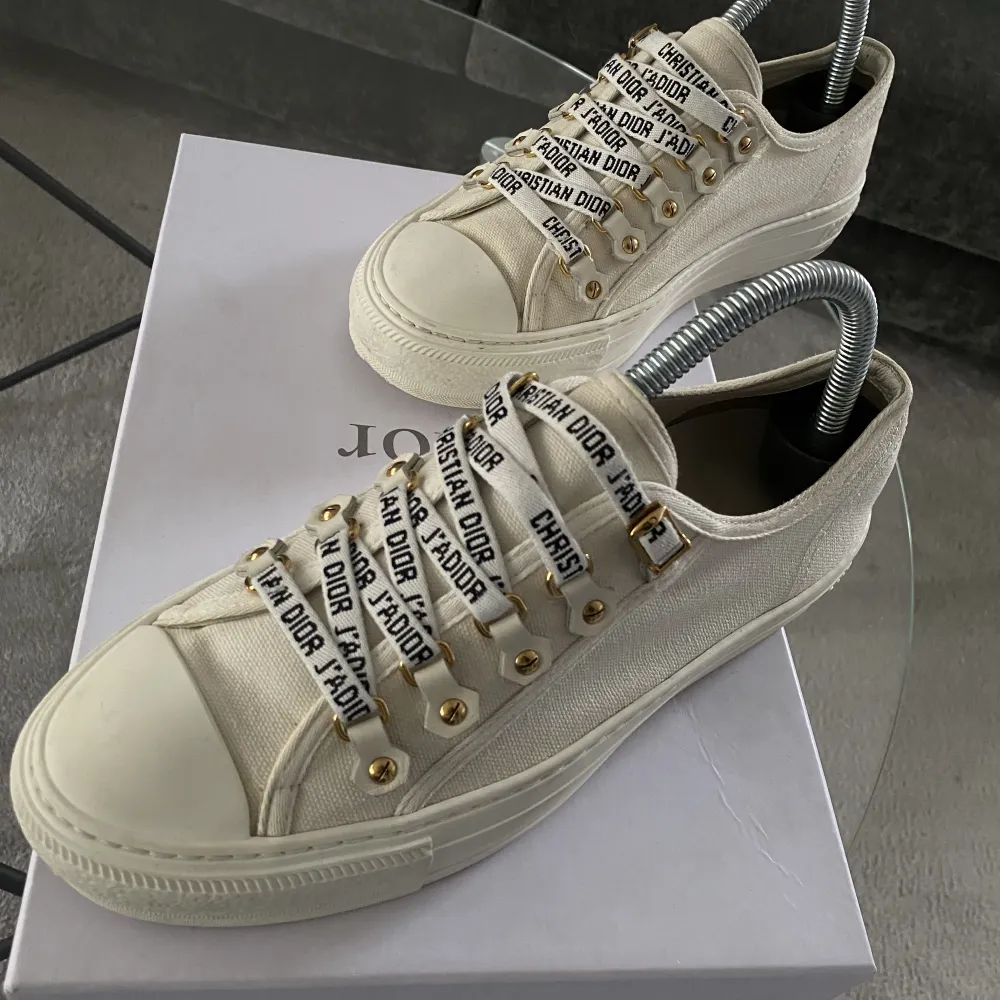 Vita Inteessekolll På Mina Dior Skor