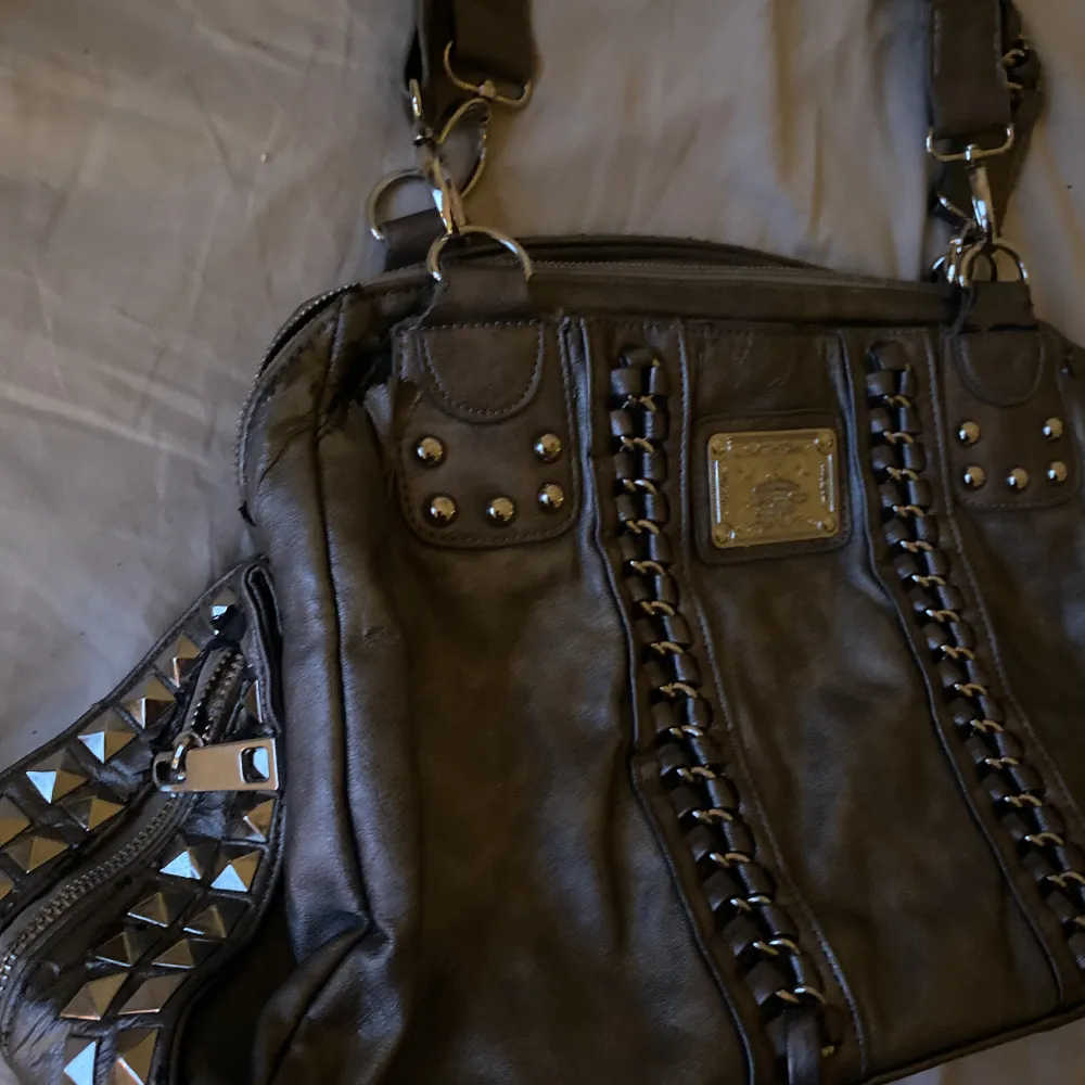 Stor Väska Med Nitar | Väskor