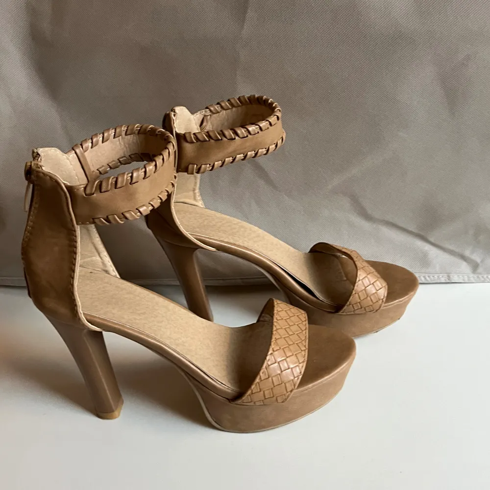 Beige Klackar | Skor